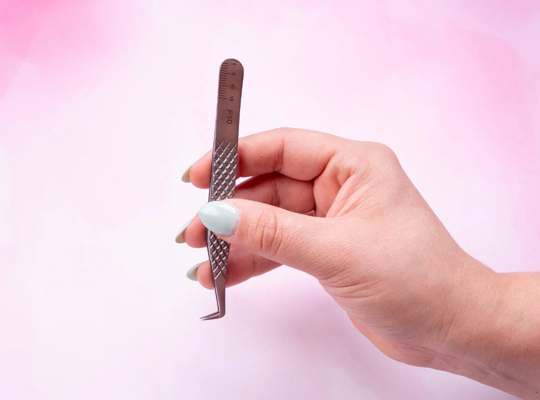 How To Hold Lash Tweezers Like A Pro – Paris Lash Academy
